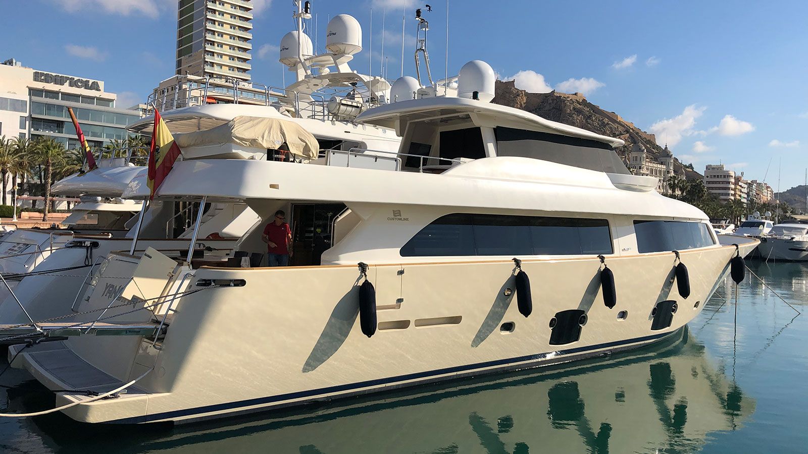 Custom Line motor yacht Yansika sold